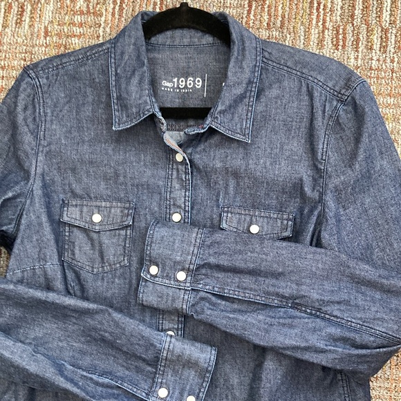 GAP | Tops | Gap 969 Denim Chambray Pearl Snap Shirt | Poshmark